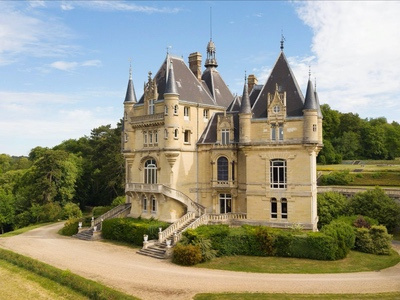 Discover the world of castles and grand estates in France